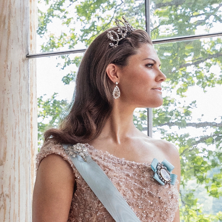 Princess life hacks: how to wear a tiara The most glamorous jewel ...